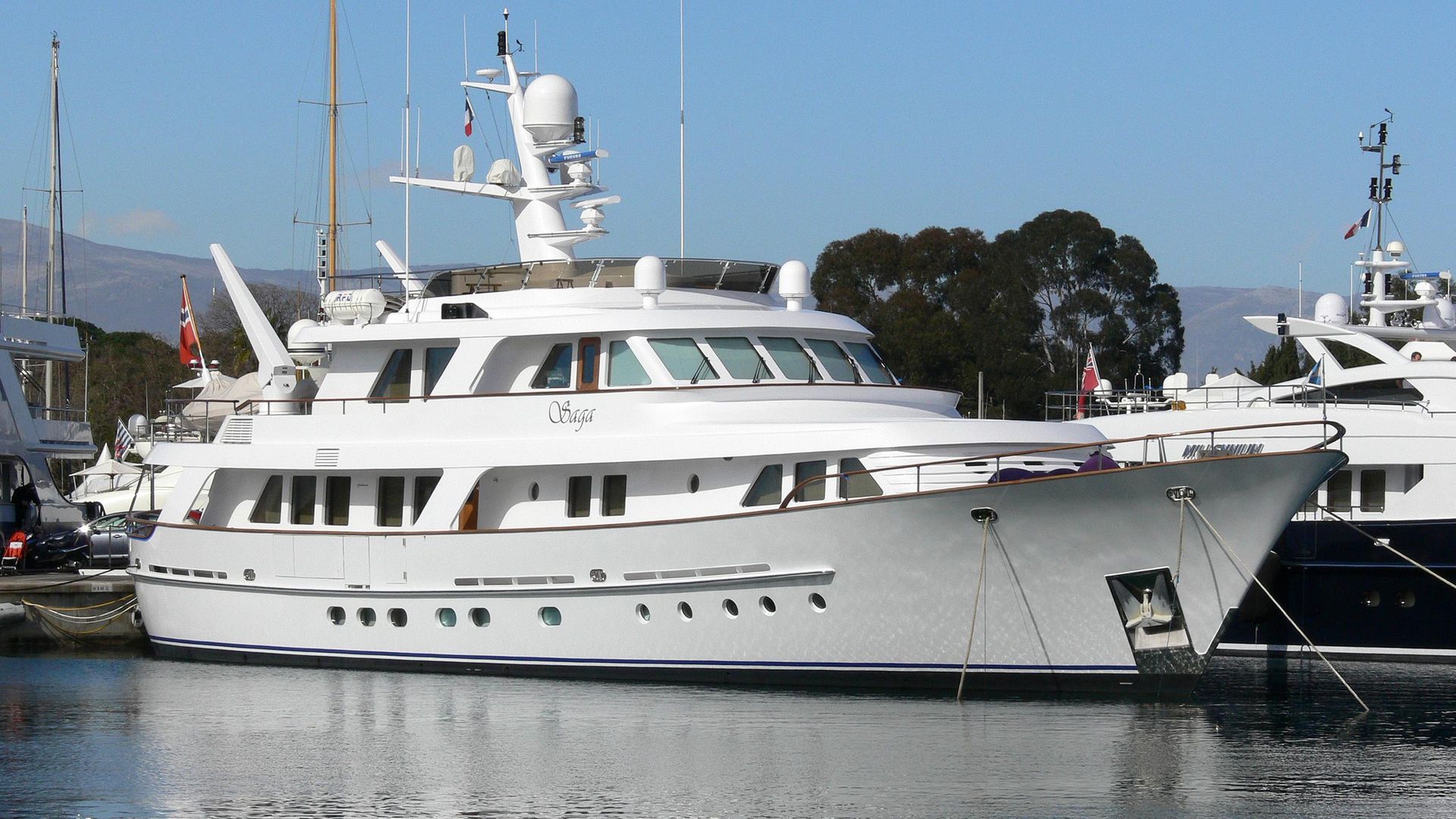 Beowulf yacht (Royal Hakvoort Shipyard, 33.68m, 2002)